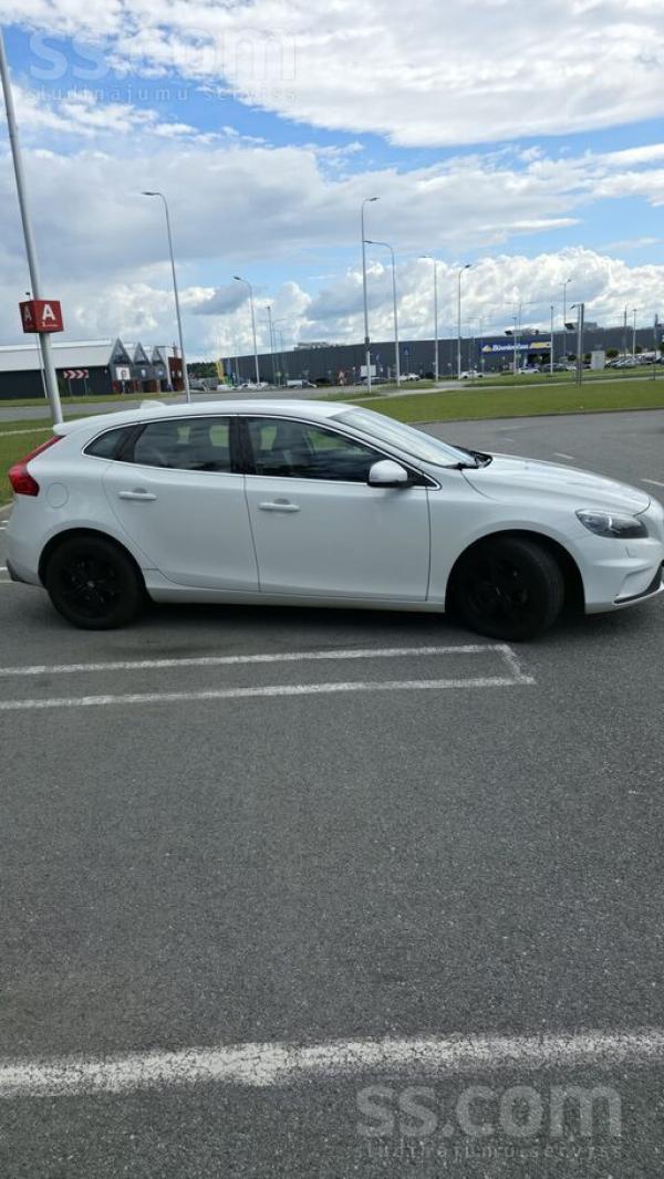 White Volvo V40 2015 in Riga, with an engine capacity of 2.00 L and mileage of 247 thousand km for 7200 €, photo 3 on AUTOMOTO.COM.LV