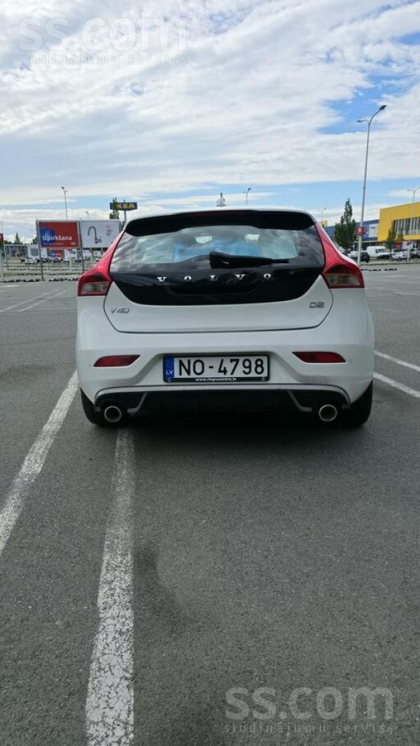 White Volvo V40 2015 in Riga, with an engine capacity of 2.00 L and mileage of 247 thousand km for 7200 €, photo 4 on AUTOMOTO.COM.LV