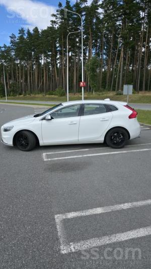 White Volvo V40 2015 in Riga, with an engine capacity of 2.00 L and mileage of 247 thousand km for 7200 €, photo 7 on AUTOMOTO.COM.LV