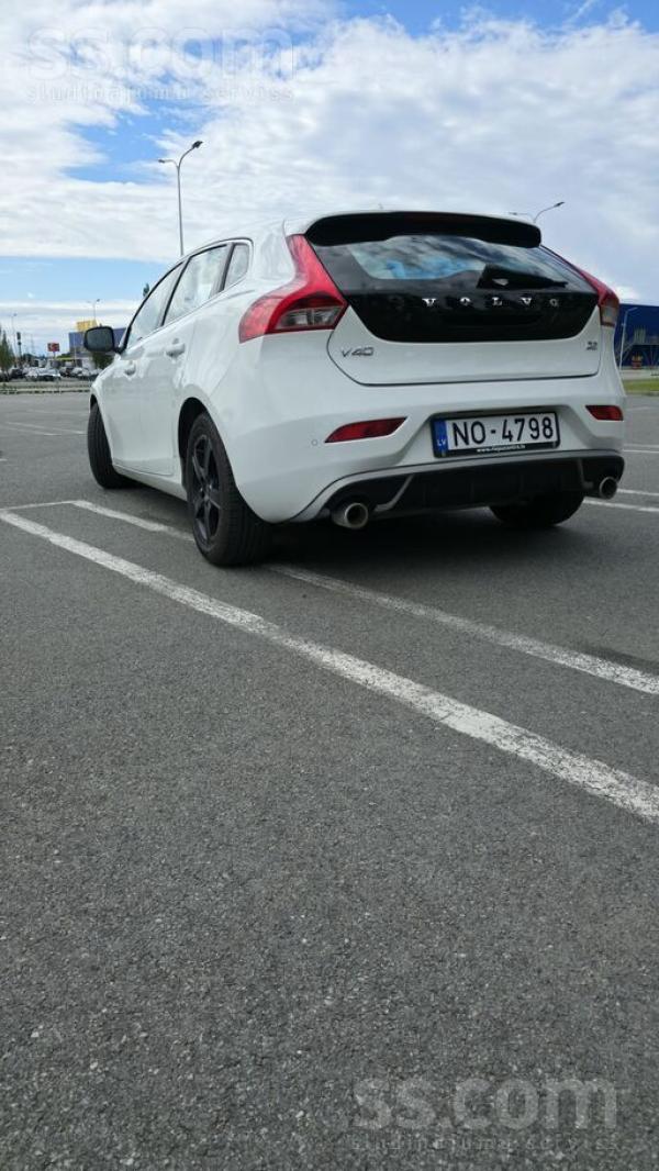 White Volvo V40 2015 in Riga, with an engine capacity of 2.00 L and mileage of 247 thousand km for 7200 €, photo 7 on AUTOMOTO.COM.LV