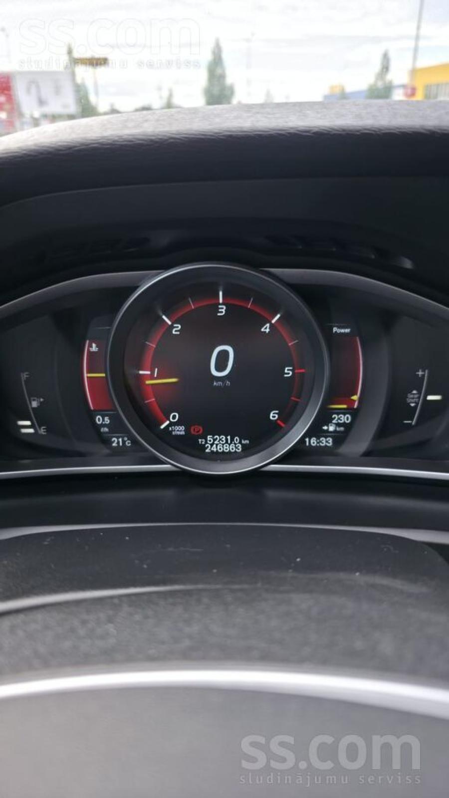 White Volvo V40 2015 in Riga, with an engine capacity of 2.00 L and mileage of 247 thousand km for 7200 €, photo 9 on AUTOMOTO.COM.LV