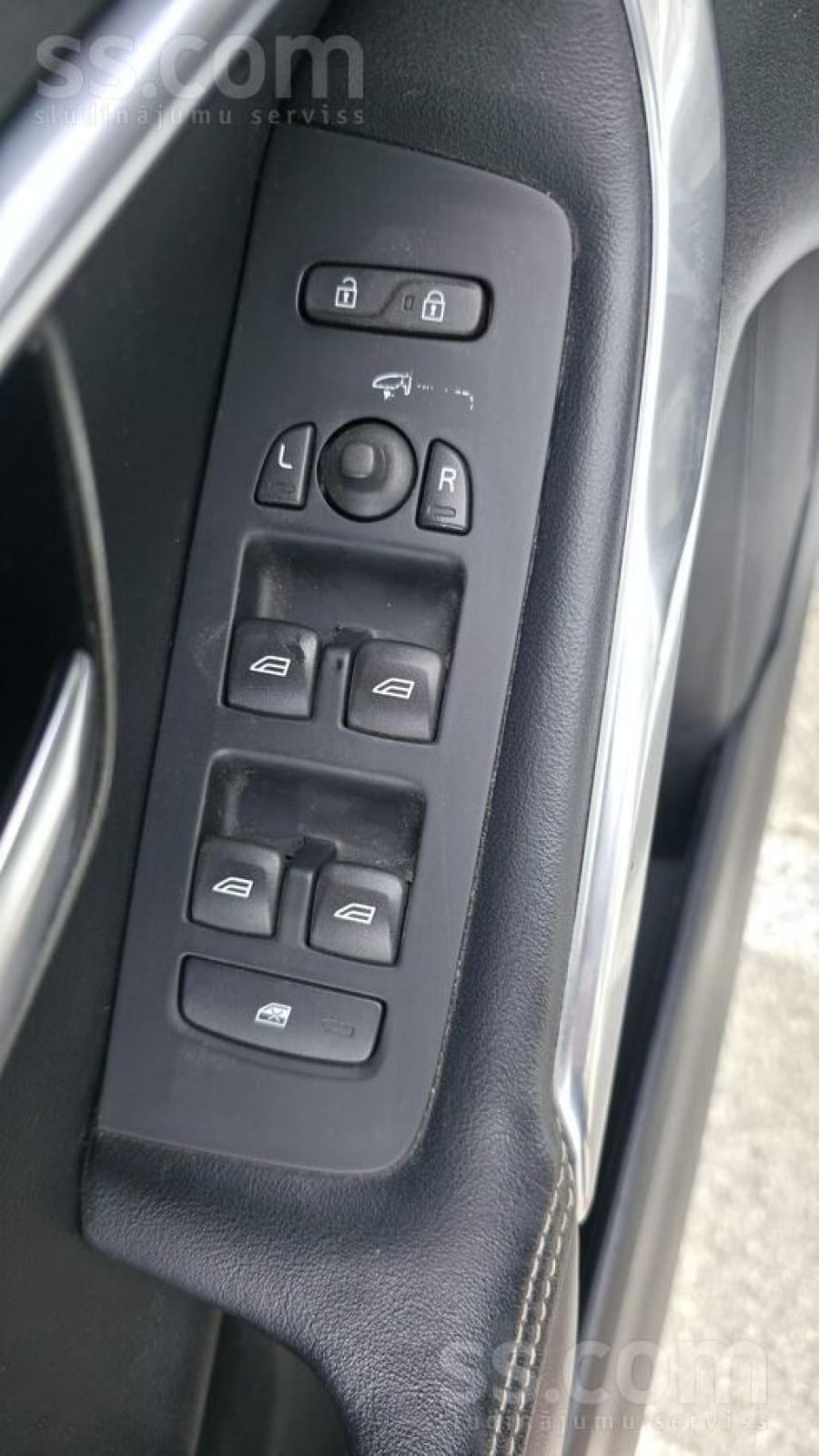 White Volvo V40 2015 in Riga, with an engine capacity of 2.00 L and mileage of 247 thousand km for 7200 €, photo 10 on AUTOMOTO.COM.LV