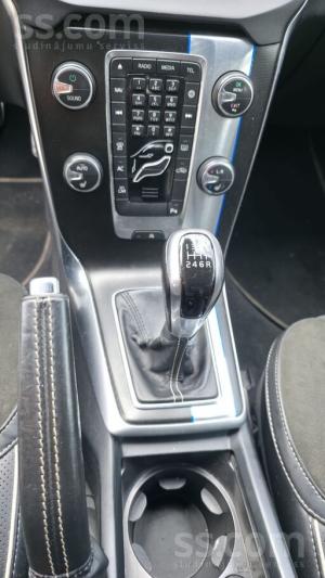 White Volvo V40 2015 in Riga, with an engine capacity of 2.00 L and mileage of 247 thousand km for 7200 €, photo 11 on AUTOMOTO.COM.LV