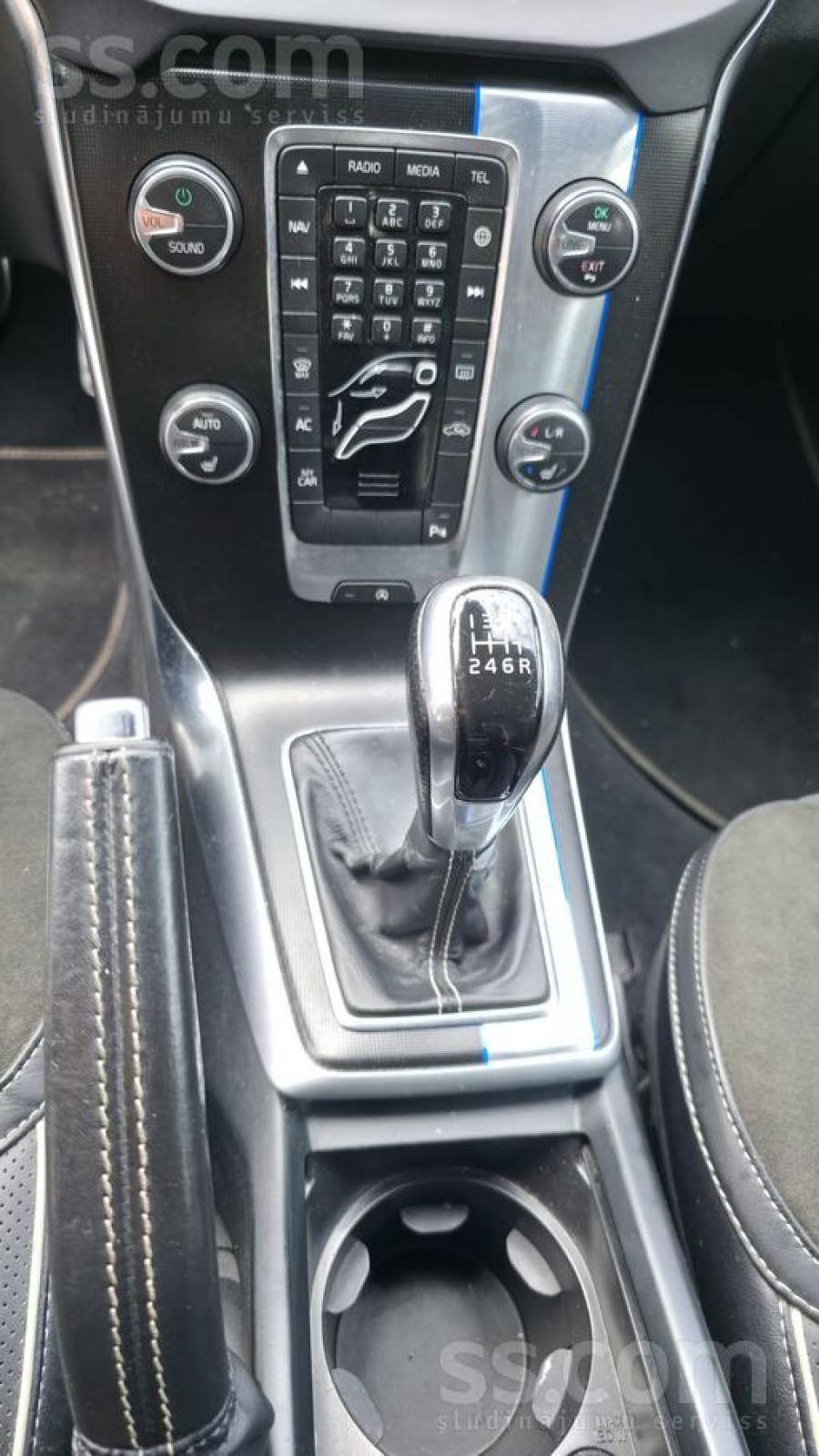 White Volvo V40 2015 in Riga, with an engine capacity of 2.00 L and mileage of 247 thousand km for 7200 €, photo 11 on AUTOMOTO.COM.LV