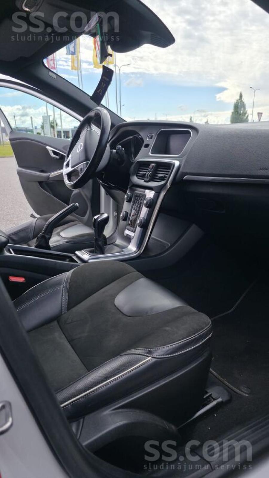 White Volvo V40 2015 in Riga, with an engine capacity of 2.00 L and mileage of 247 thousand km for 7200 €, photo 13 on AUTOMOTO.COM.LV
