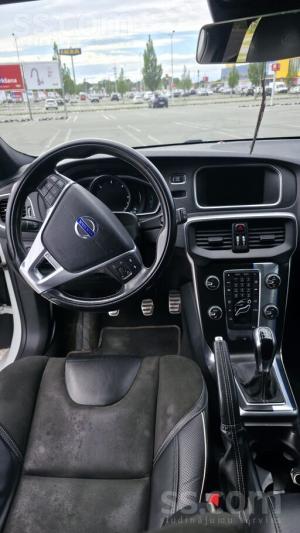 White Volvo V40 2015 in Riga, with an engine capacity of 2.00 L and mileage of 247 thousand km for 7200 €, photo 15 on AUTOMOTO.COM.LV