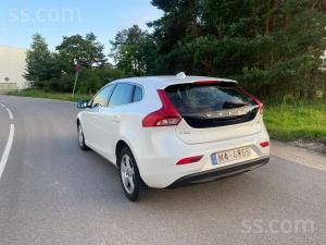 White Volvo V40 2015 in Riga, with an engine capacity of 2.00 L and mileage of 146 thousand km for 8500 €, photo 3 on AUTOMOTO.COM.LV