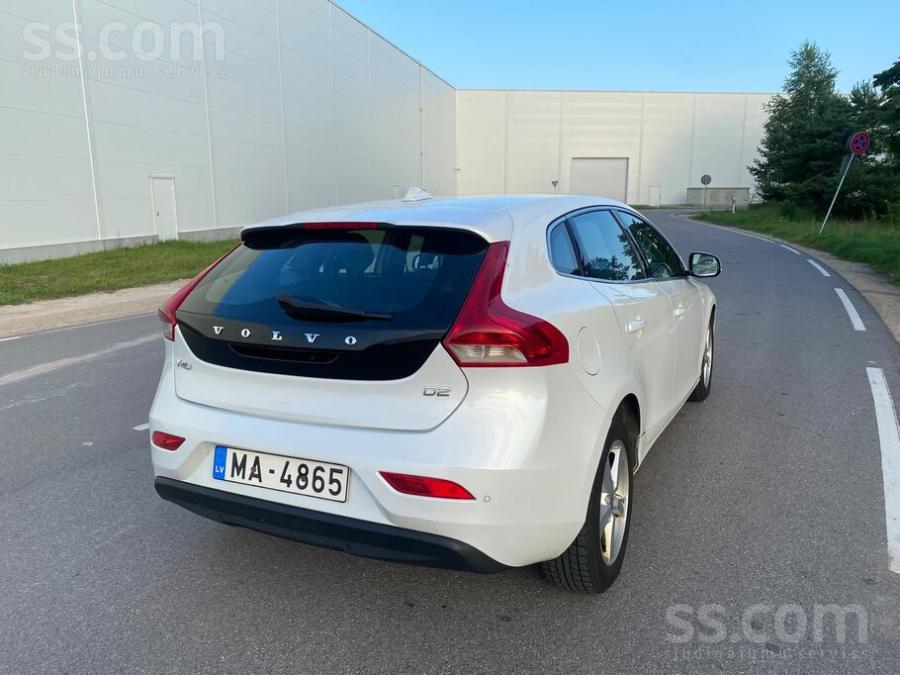 White Volvo V40 2015 in Riga, with an engine capacity of 2.00 L and mileage of 146 thousand km for 8500 €, photo 4 on AUTOMOTO.COM.LV