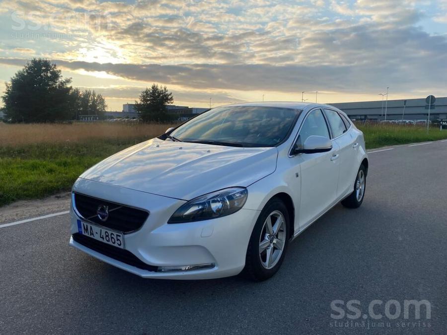 White Volvo V40 2015 in Riga, with an engine capacity of 2.00 L and mileage of 146 thousand km for 8500 €, photo 5 on AUTOMOTO.COM.LV
