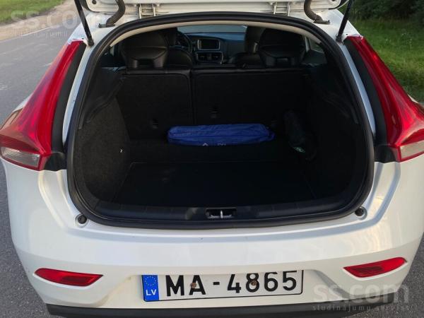 White Volvo V40 2015 in Riga, with an engine capacity of 2.00 L and mileage of 146 thousand km for 8500 €, photo 10 on AUTOMOTO.COM.LV