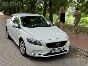 White Volvo V40 2015 in Bauska, with an engine capacity of 2.00 L and mileage of 264 thousand km for 6400 €, photo  on AUTOMOTO.COM.LV