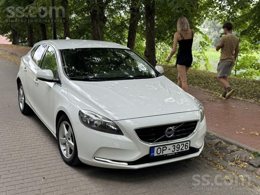 White Volvo V40 2015 in Bauska, with an engine capacity of 2.00 L and mileage of 264 thousand km for 6400 €, photo 1 on AUTOMOTO.COM.LV