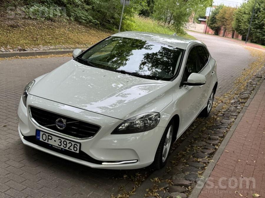 White Volvo V40 2015 in Bauska, with an engine capacity of 2.00 L and mileage of 264 thousand km for 6400 €, photo 4 on AUTOMOTO.COM.LV