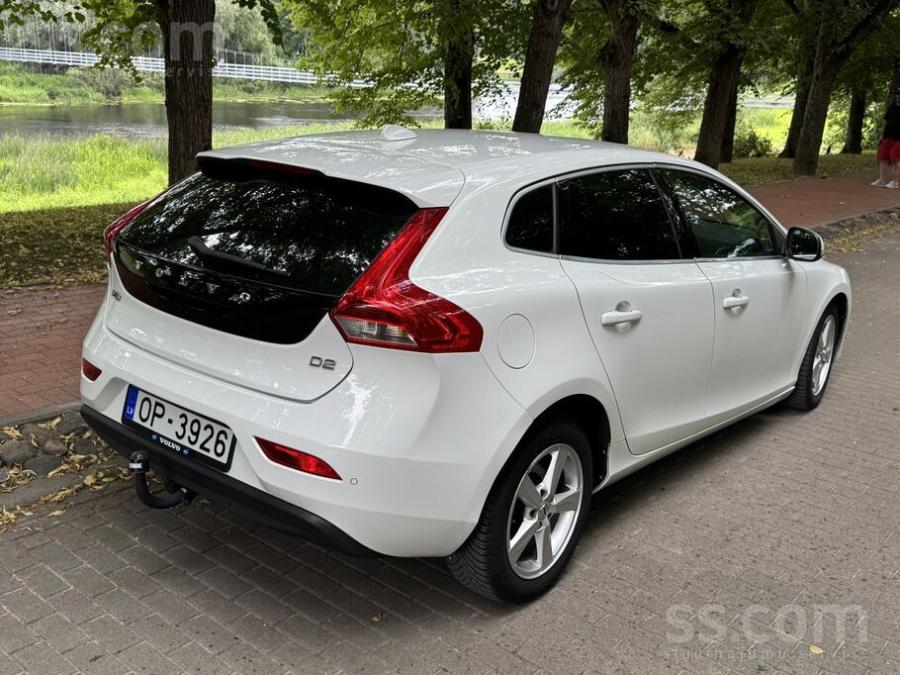 White Volvo V40 2015 in Bauska, with an engine capacity of 2.00 L and mileage of 264 thousand km for 6400 €, photo 6 on AUTOMOTO.COM.LV