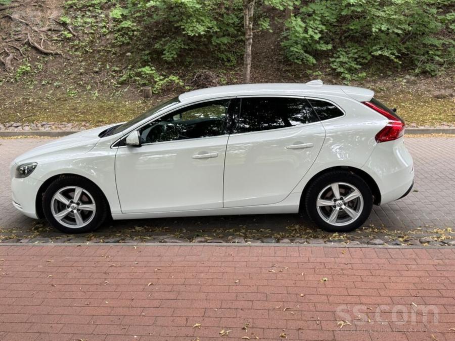 White Volvo V40 2015 in Bauska, with an engine capacity of 2.00 L and mileage of 264 thousand km for 6400 €, photo 7 on AUTOMOTO.COM.LV