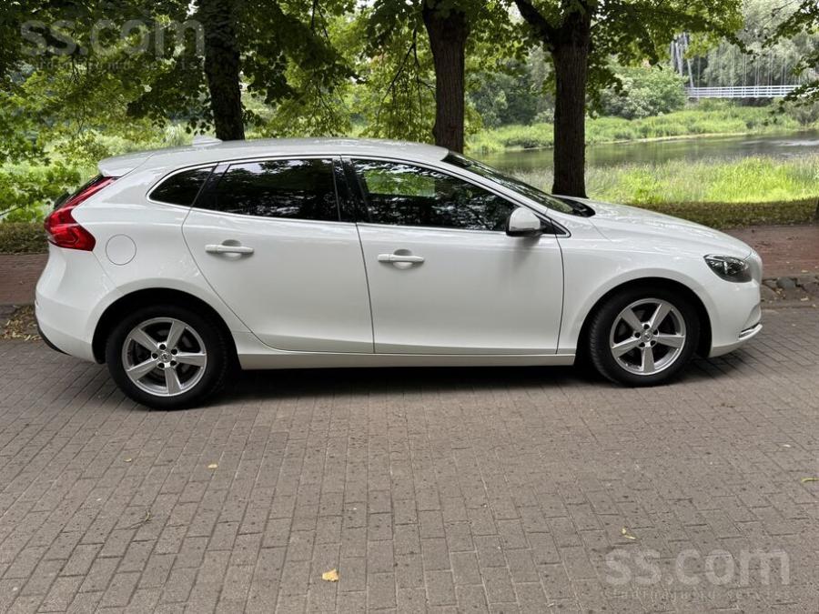 White Volvo V40 2015 in Bauska, with an engine capacity of 2.00 L and mileage of 264 thousand km for 6400 €, photo 8 on AUTOMOTO.COM.LV