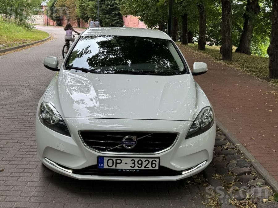 White Volvo V40 2015 in Bauska, with an engine capacity of 2.00 L and mileage of 264 thousand km for 6400 €, photo 9 on AUTOMOTO.COM.LV