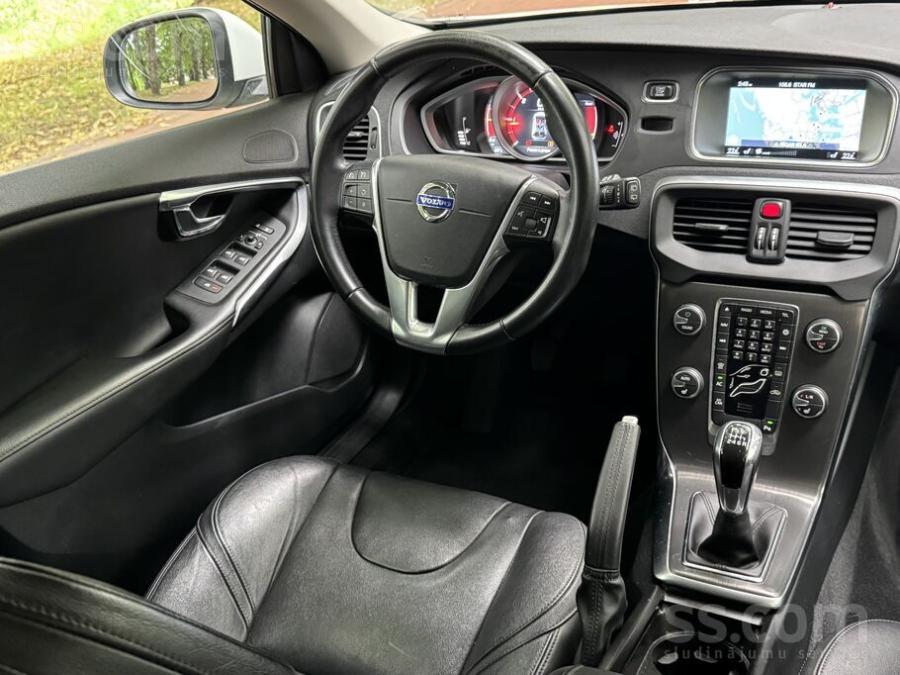 White Volvo V40 2015 in Bauska, with an engine capacity of 2.00 L and mileage of 264 thousand km for 6400 €, photo 11 on AUTOMOTO.COM.LV