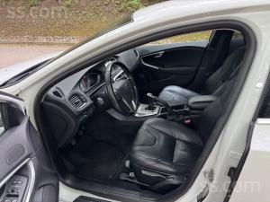 White Volvo V40 2015 in Bauska, with an engine capacity of 2.00 L and mileage of 264 thousand km for 6400 €, photo 12 on AUTOMOTO.COM.LV