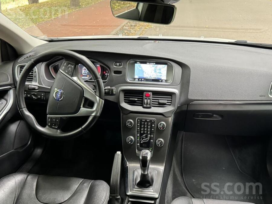 White Volvo V40 2015 in Bauska, with an engine capacity of 2.00 L and mileage of 264 thousand km for 6400 €, photo 13 on AUTOMOTO.COM.LV