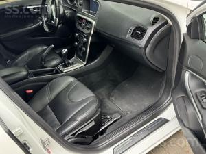 White Volvo V40 2015 in Bauska, with an engine capacity of 2.00 L and mileage of 264 thousand km for 6400 €, photo 15 on AUTOMOTO.COM.LV