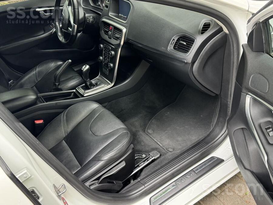 White Volvo V40 2015 in Bauska, with an engine capacity of 2.00 L and mileage of 264 thousand km for 6400 €, photo 15 on AUTOMOTO.COM.LV