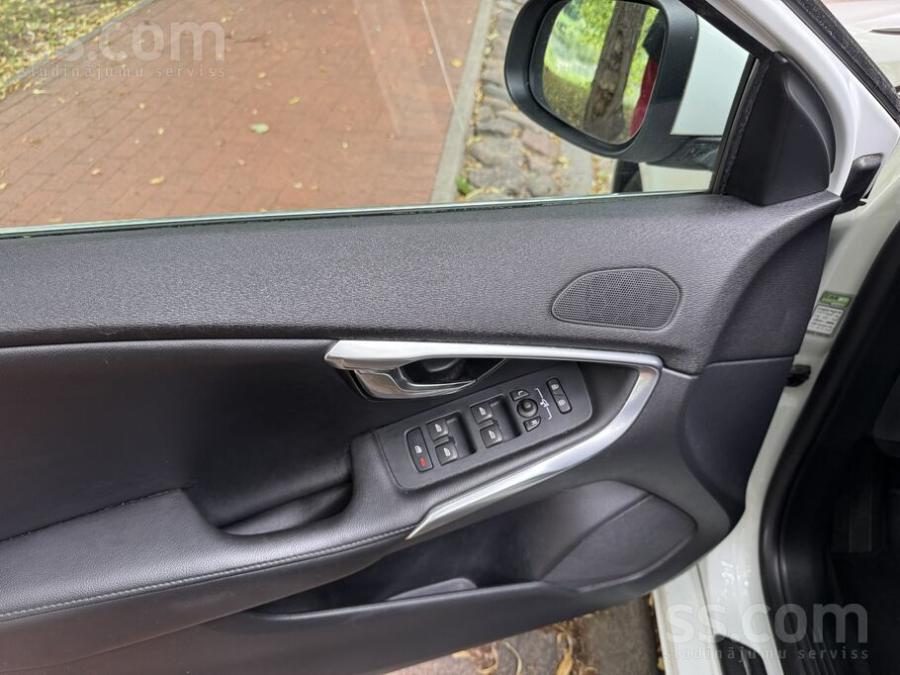 White Volvo V40 2015 in Bauska, with an engine capacity of 2.00 L and mileage of 264 thousand km for 6400 €, photo 17 on AUTOMOTO.COM.LV