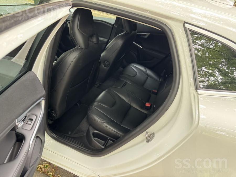 White Volvo V40 2015 in Bauska, with an engine capacity of 2.00 L and mileage of 264 thousand km for 6400 €, photo 18 on AUTOMOTO.COM.LV