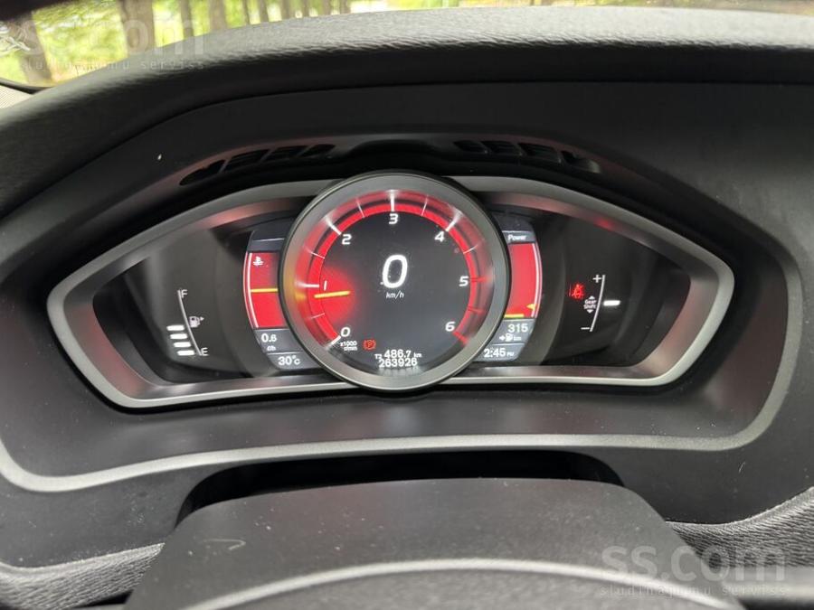 White Volvo V40 2015 in Bauska, with an engine capacity of 2.00 L and mileage of 264 thousand km for 6400 €, photo 21 on AUTOMOTO.COM.LV