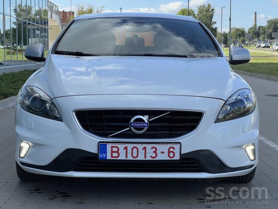Белый Вольво В40 2015 в Резекне, объемом двигателя 2.00 л и пробегом 247 тыс. км за 6990 €, фото 1 на AUTOMOTO.COM.LV