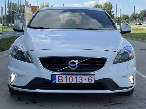 Белый Вольво В40 2015 в Резекне, объемом двигателя 2.00 л и пробегом 247 тыс. км за 6990 €, фото 1 на AUTOMOTO.COM.LV