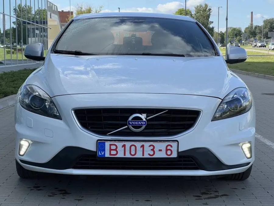White Volvo V40 2015 in Rezekne, with an engine capacity of 2.00 L and mileage of 247 thousand km for 6990 €, photo 1 on AUTOMOTO.COM.LV