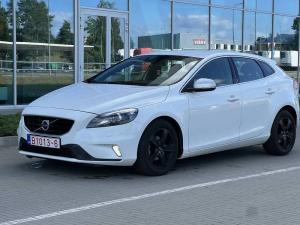 White Volvo V40 2015 in Rezekne, with an engine capacity of 2.00 L and mileage of 247 thousand km for 6990 €, photo 3 on AUTOMOTO.COM.LV