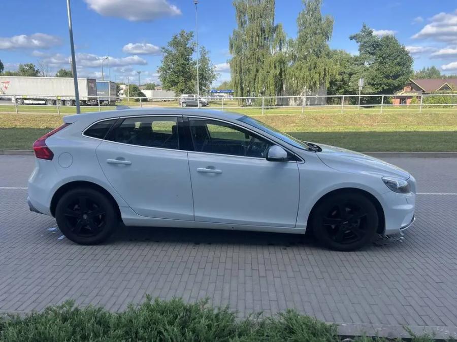 White Volvo V40 2015 in Rezekne, with an engine capacity of 2.00 L and mileage of 247 thousand km for 6990 €, photo 5 on AUTOMOTO.COM.LV