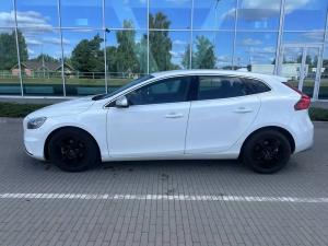 White Volvo V40 2015 in Rezekne, with an engine capacity of 2.00 L and mileage of 247 thousand km for 6990 €, photo 6 on AUTOMOTO.COM.LV