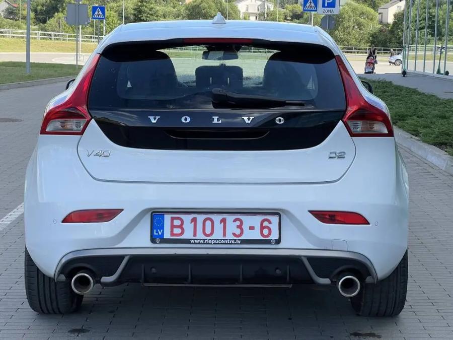 White Volvo V40 2015 in Rezekne, with an engine capacity of 2.00 L and mileage of 247 thousand km for 6990 €, photo 8 on AUTOMOTO.COM.LV