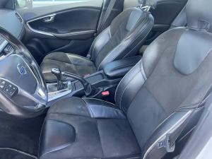 White Volvo V40 2015 in Rezekne, with an engine capacity of 2.00 L and mileage of 247 thousand km for 6990 €, photo 15 on AUTOMOTO.COM.LV