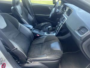 White Volvo V40 2015 in Rezekne, with an engine capacity of 2.00 L and mileage of 247 thousand km for 6990 €, photo 16 on AUTOMOTO.COM.LV