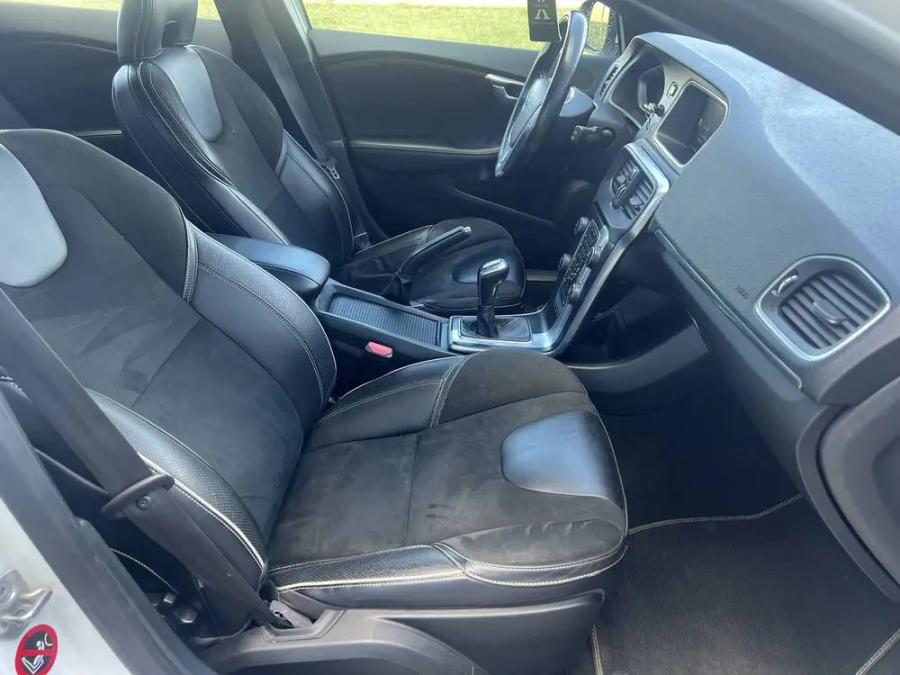 White Volvo V40 2015 in Rezekne, with an engine capacity of 2.00 L and mileage of 247 thousand km for 6990 €, photo 16 on AUTOMOTO.COM.LV