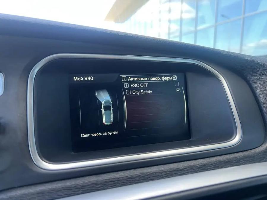 White Volvo V40 2015 in Rezekne, with an engine capacity of 2.00 L and mileage of 247 thousand km for 6990 €, photo 19 on AUTOMOTO.COM.LV