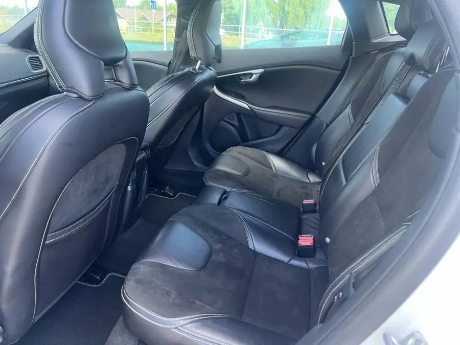 White Volvo V40 2015 in Rezekne, with an engine capacity of 2.00 L and mileage of 247 thousand km for 6990 €, photo 20 on AUTOMOTO.COM.LV
