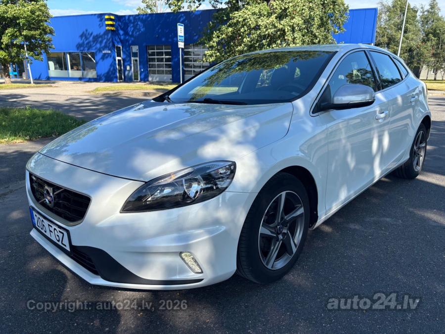 Белый Вольво В40 2015 в Пайде, объемом двигателя 2.00 л и пробегом 180 тыс. км за 7590 €, фото 1 на AUTOMOTO.COM.LV
