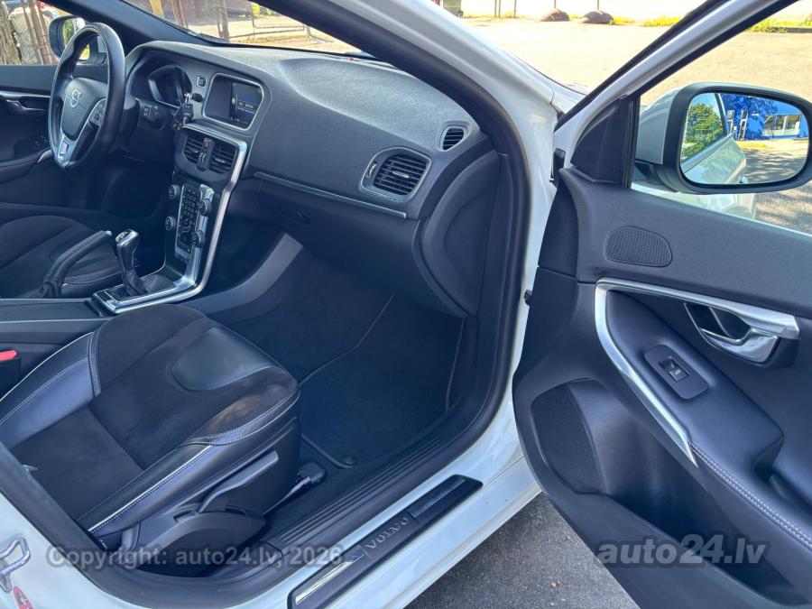 Белый Вольво В40 2015 в Пайде, объемом двигателя 2.00 л и пробегом 180 тыс. км за 7590 €, фото 10 на AUTOMOTO.COM.LV