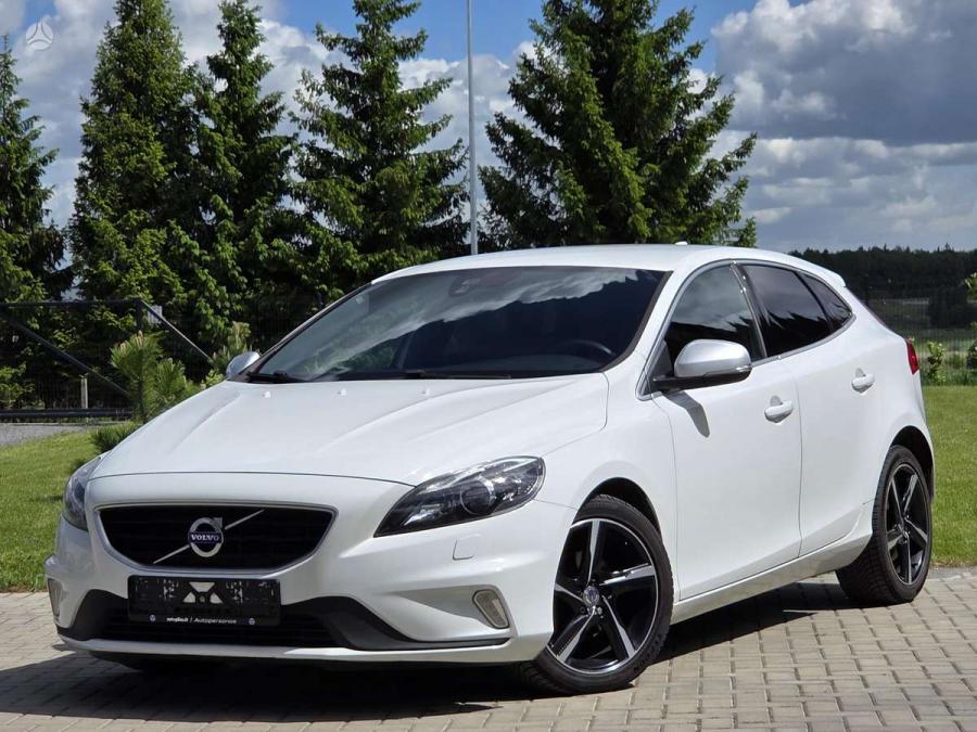 White Volvo V40 2015 in Kaunas, with an engine capacity of 2.00 L and mileage of 300 thousand km for 6750 €, photo 1 on AUTOMOTO.COM.LV