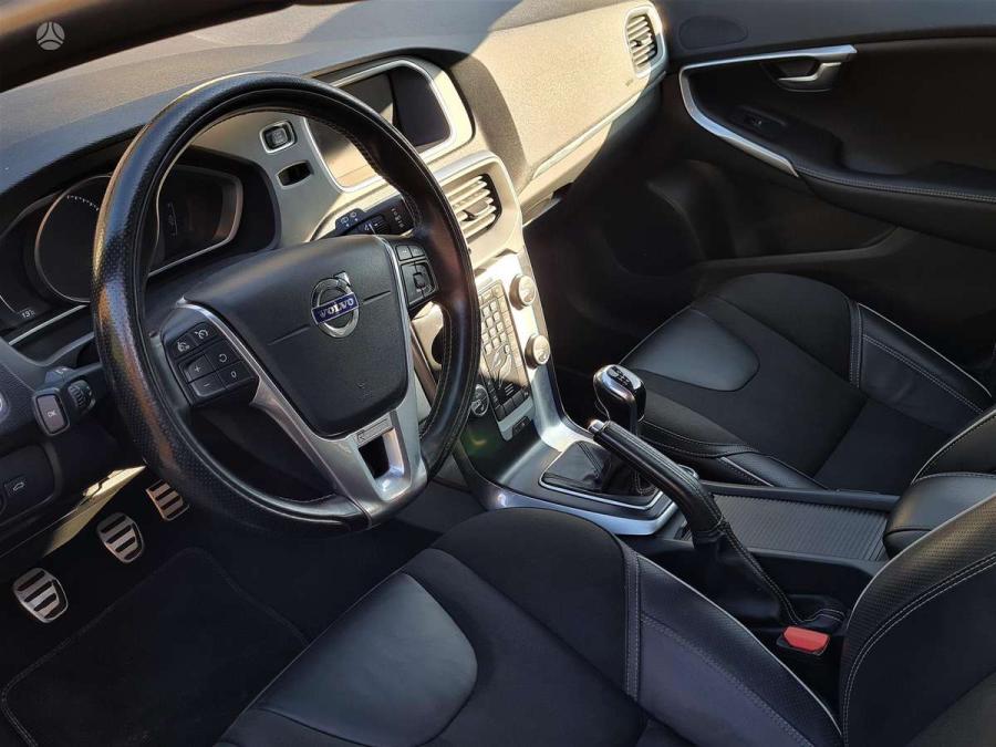 White Volvo V40 2015 in Kaunas, with an engine capacity of 2.00 L and mileage of 300 thousand km for 6750 €, photo 3 on AUTOMOTO.COM.LV