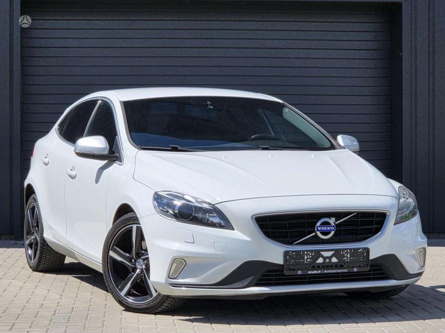 White Volvo V40 2015 in Kaunas, with an engine capacity of 2.00 L and mileage of 300 thousand km for 6750 €, photo 6 on AUTOMOTO.COM.LV