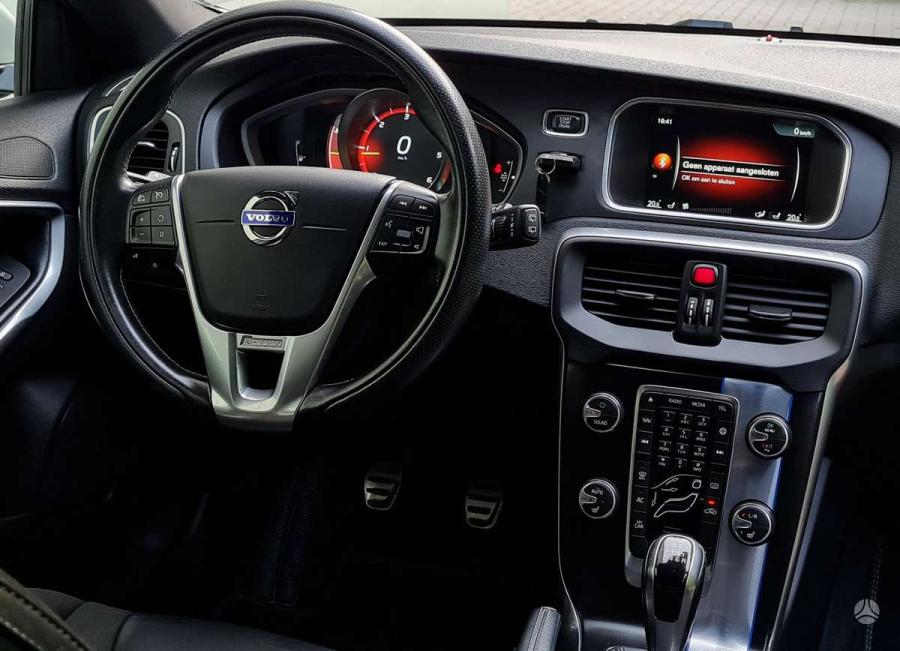 White Volvo V40 2015 in Kaunas, with an engine capacity of 2.00 L and mileage of 300 thousand km for 6750 €, photo 8 on AUTOMOTO.COM.LV