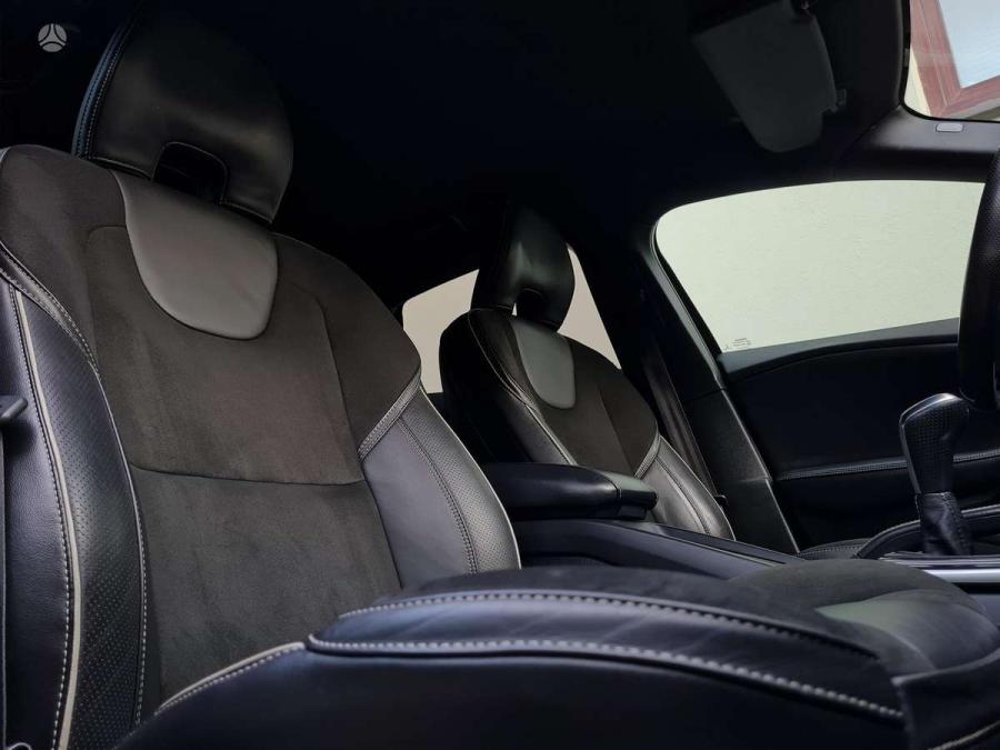 White Volvo V40 2015 in Kaunas, with an engine capacity of 2.00 L and mileage of 300 thousand km for 6750 €, photo 17 on AUTOMOTO.COM.LV