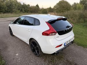 White Volvo V40 2015 in Tallinn, with an engine capacity of 2.00 L and mileage of 284 thousand km for 10500 €, photo 6 on AUTOMOTO.COM.LV
