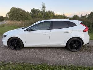 White Volvo V40 2015 in Tallinn, with an engine capacity of 2.00 L and mileage of 284 thousand km for 10500 €, photo 7 on AUTOMOTO.COM.LV